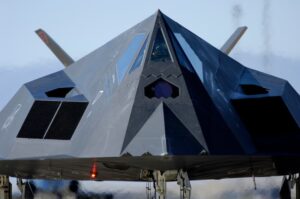 世界初のステルス機F-117ナイトホーク(Nighthawk)退役後訓練で運用 | 実験とCAEとはかせ工房